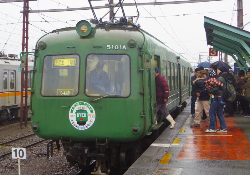 Fans say goodbye as 'frog' train set for final hop - The Mainichi