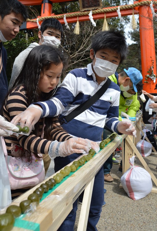 Guinness record for world's longest dumpling chain set in Kyoto ...