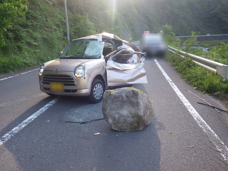 Falling rock strikes car in Shimane Pref., killing university student ...