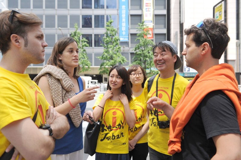 Volunteer group guides lost foreign tourists in Tokyo - The Mainichi