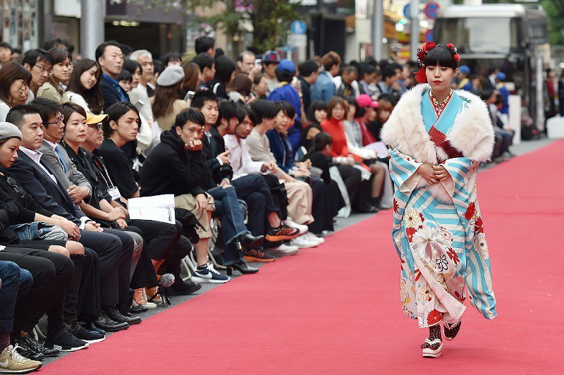 Photo Special: Tokyo street turns into runway during Japan Fashion Week ...