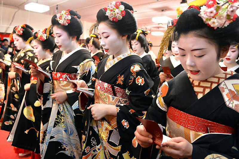 Photo Special: Geisha, maiko make New Year's resolutions in Kyoto - The ...