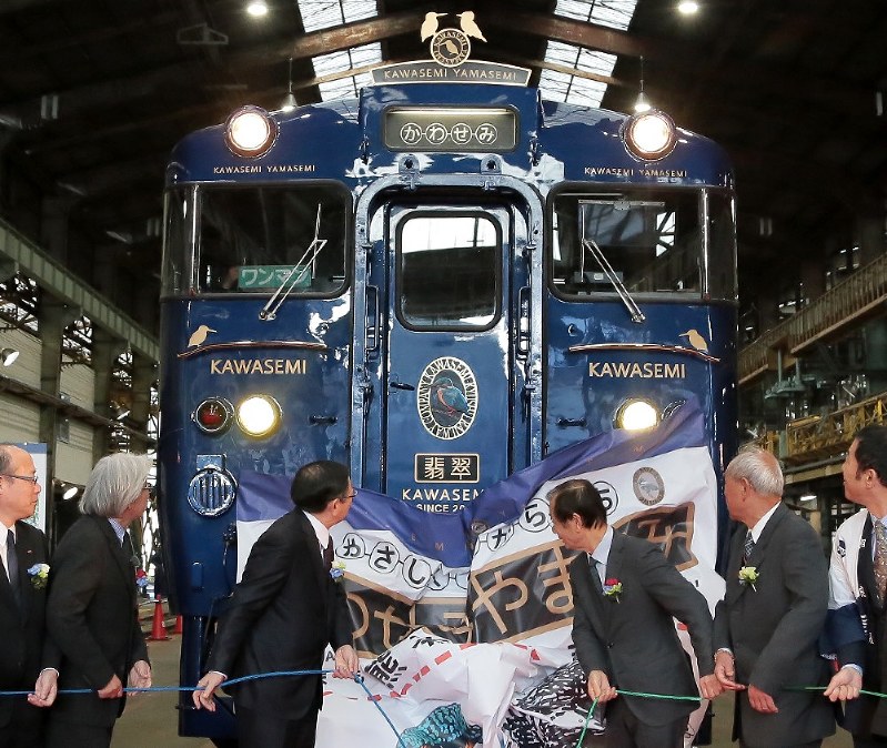 JR Kyushu unveils new sightseeing train colored after local forest ...