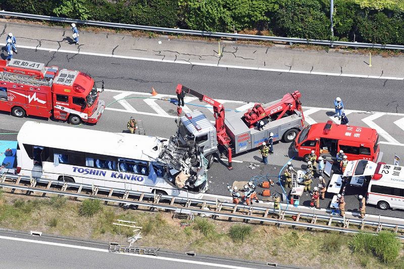 In Photos: Car lands on bus in deadly accident on Tomei Expressway ...