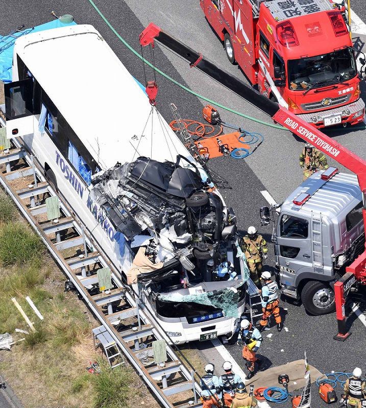In Photos: Car lands on bus in deadly accident on Tomei Expressway ...