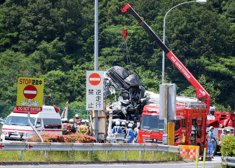 In Photos: Car lands on bus in deadly accident on Tomei Expressway ...