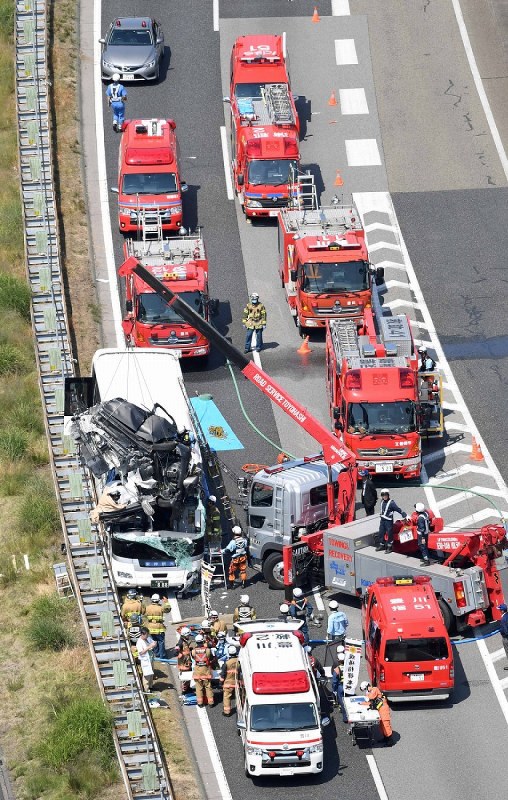 In Photos: Car lands on bus in deadly accident on Tomei Expressway ...