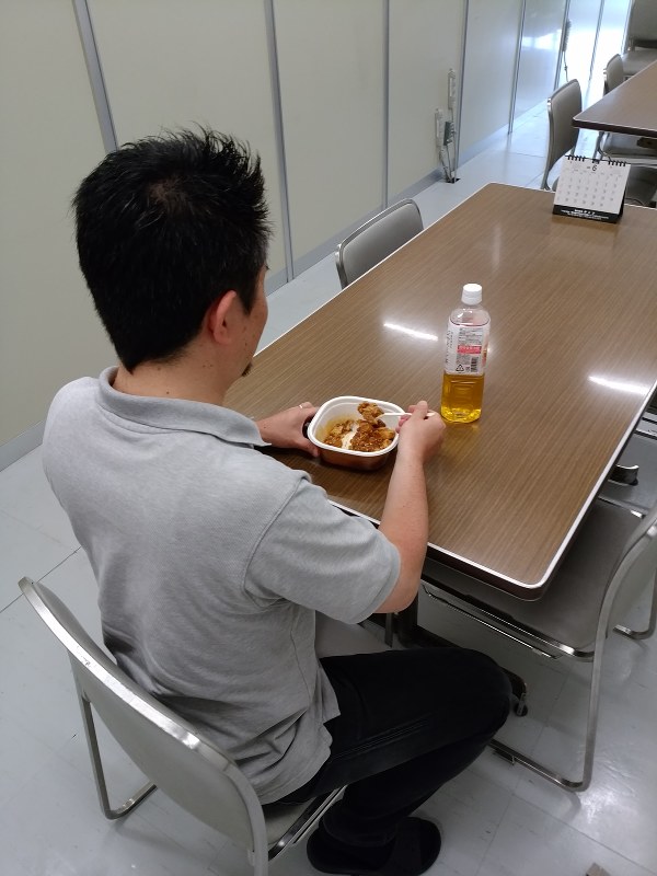 Eating while looking at yourself in mirror makes food taste better ...