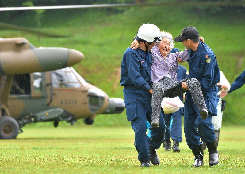 Photo Journal: Helping hands - The Mainichi