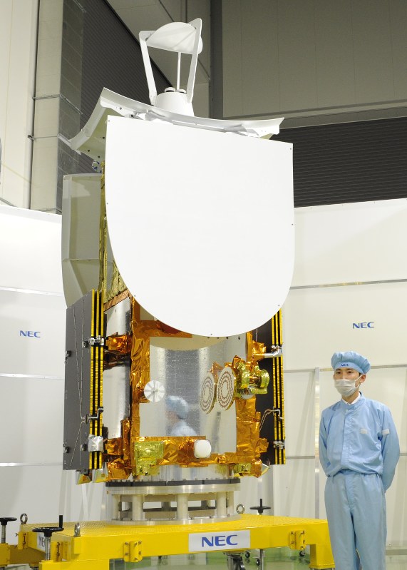 NEC：高性能小型観測衛星「アスナロ2」公開 | 毎日新聞