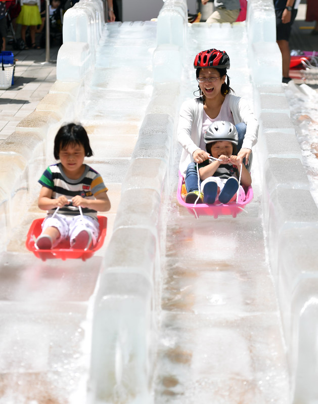 Photo Journal: Cool sliding - The Mainichi