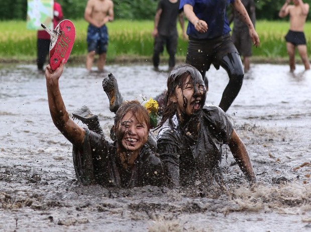 Photo Journal: Muddy fun - The Mainichi