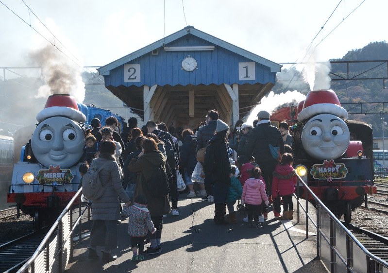Photo Journal: Thomas takes a Christmas tour - The Mainichi