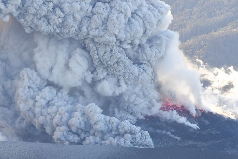 In Photos: Major eruption strikes Kyushu's Mount Shinmoe - The Mainichi