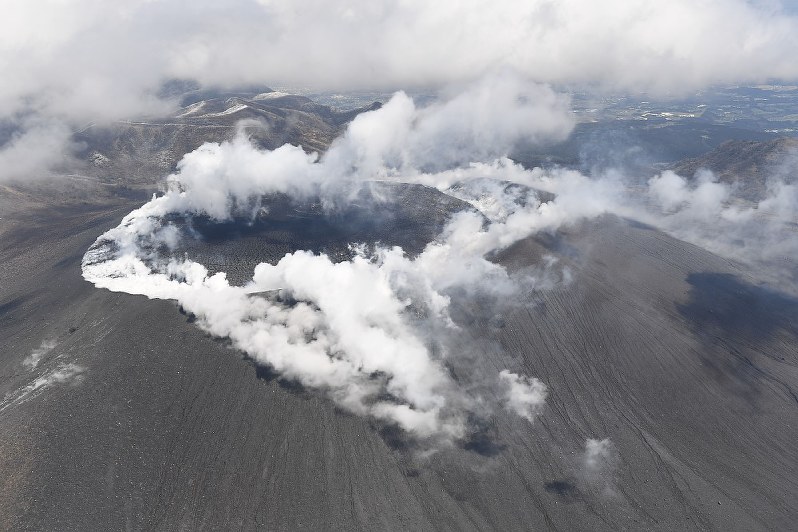 Lava flow confirmed at Mt. Shinmoe following eruptions - The Mainichi