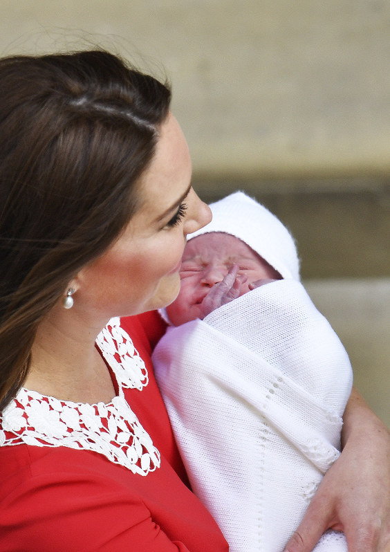 Prince charming: Kate gives birth to boy, home by suppertime - The Mainichi