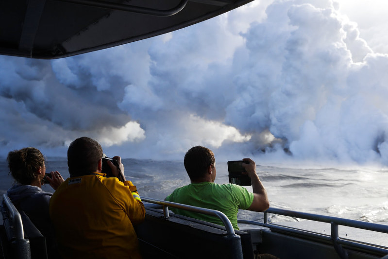 Toxic cloud caused by Hawaii volcano lava emerges over ocean - The Mainichi