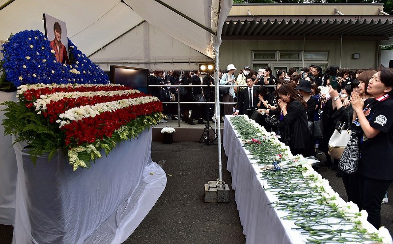 In Photos: Fans throng to funeral of singer Hideki Saijo - The Mainichi