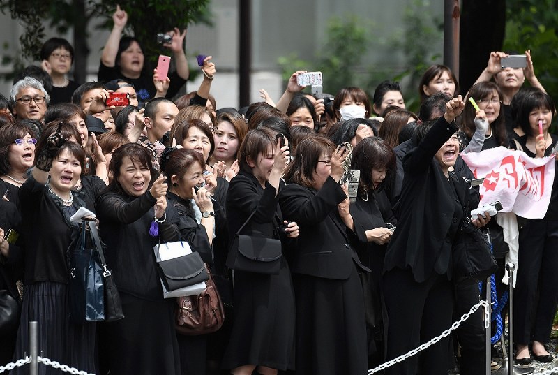 In Photos: Fans throng to funeral of singer Hideki Saijo - The Mainichi