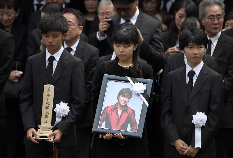 In Photos: Fans throng to funeral of singer Hideki Saijo - The Mainichi
