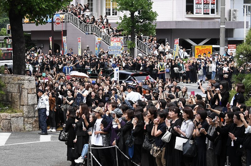 In Photos: Fans throng to funeral of singer Hideki Saijo - The Mainichi