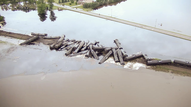 BNSF: Estimated 230,000 gallons of oil spilled in Iowa derailment - The ...