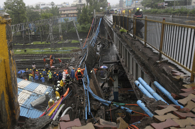 Pedestrian bridge collapse at Mumbai train station injures 5 - The Mainichi