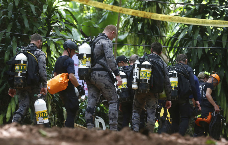 Rescuers race to drain water inside Thai cave before rains - The Mainichi
