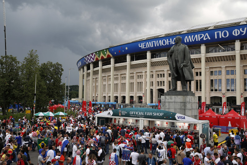 Lenin statue at final sandwiched by ads for Budweiser, Visa - The Mainichi