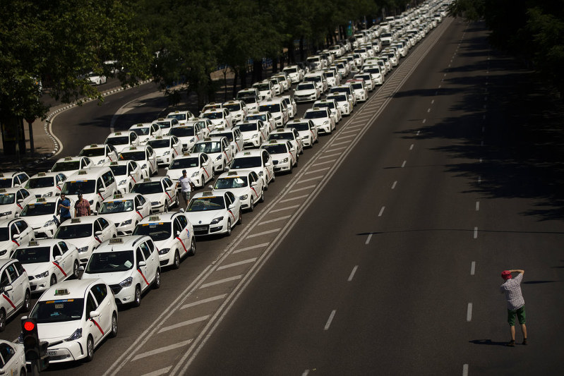 Spain: Taxi drivers block streets over ride-hailing services - The Mainichi