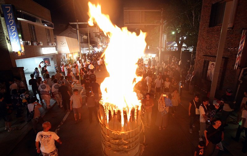 In Photos: Fanning the flames - The Mainichi