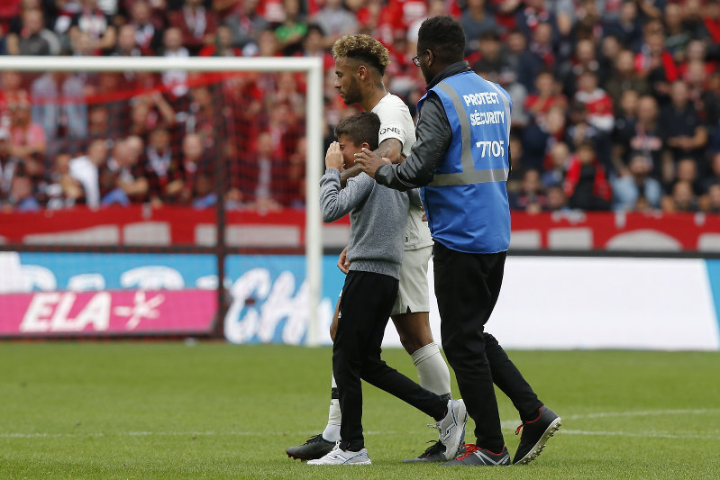 French League: Neymar gives jersey to crying boy as PSG beats Rennes 3 ...