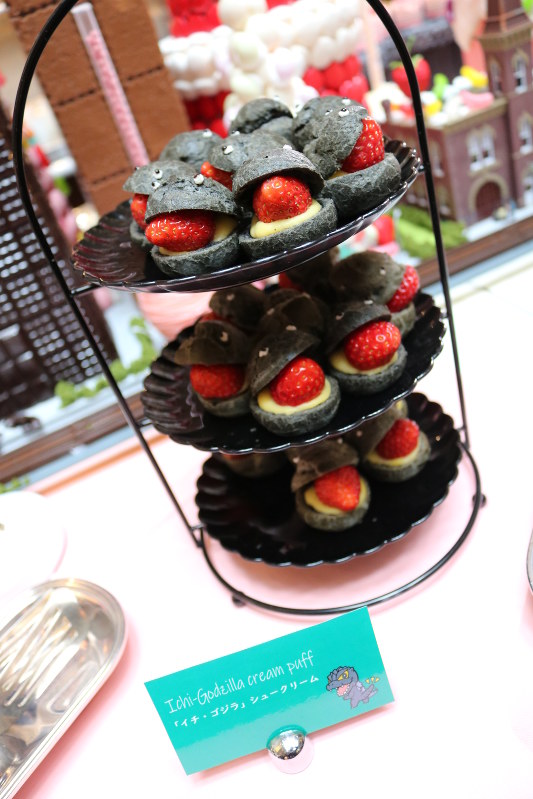 In Photos: Godzilla back in Tokyo for strawberry showdown - The Mainichi