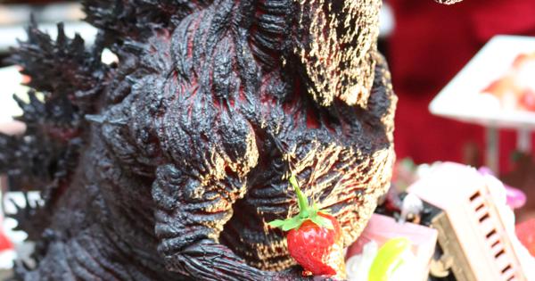 In Photos: Godzilla back in Tokyo for strawberry showdown - The Mainichi