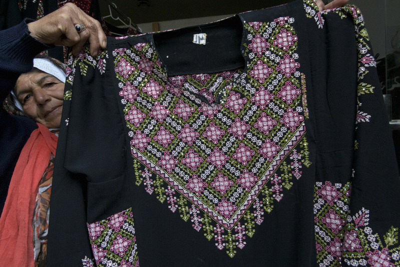 Iconic Palestinian robe fashions a new political symbol - The Mainichi