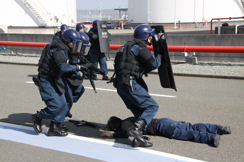 Tokyo police hold counterterrorism drill at Haneda Airport - The Mainichi