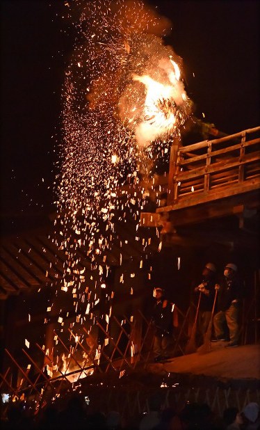 In Photos: Historical torch ceremony lights up Nara temple - The Mainichi