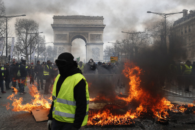 French protesters riot in Paris, accuse Macron of 'hot air' - The Mainichi