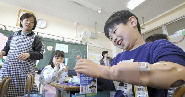 Bionic hand helps first-grader starting school in Saitama Pref. - The ...