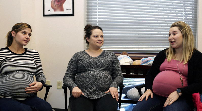Moms-to-be teach each other in monthly group prenatal visits - The Mainichi