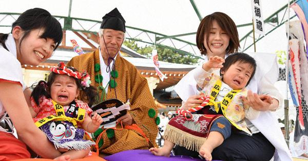 900 babies in 'crying sumo' bawl battle at Hiroshima shrine - The Mainichi