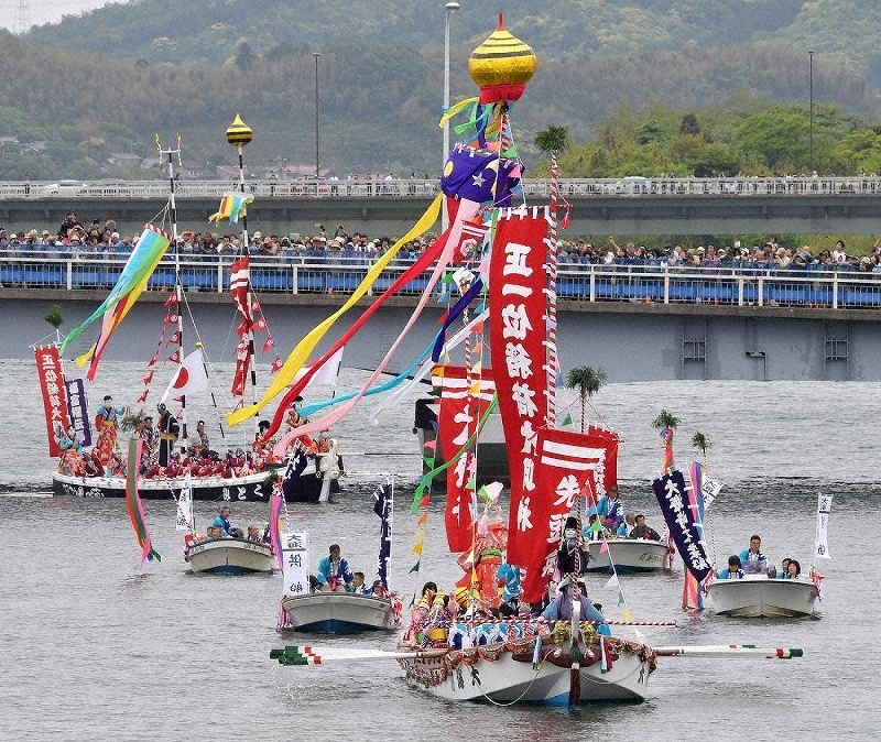 Traditional 'Horan-Enya' boat festival draws huge crowds in western ...