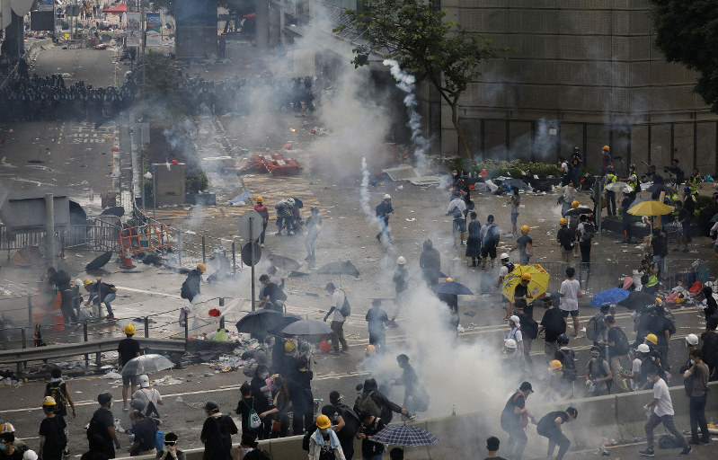 Hong Kong police fire tear gas, rubber bullets at protesters - The Mainichi