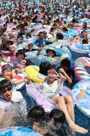 Human wave: Thousands pack 'jumbo' seawater pools in western Japan ...