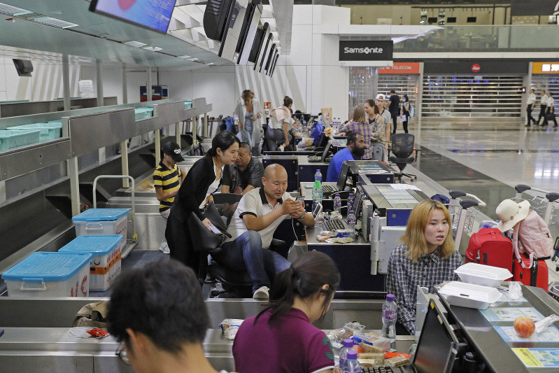Hong Kong airport struggles to reopen after protests - The Mainichi