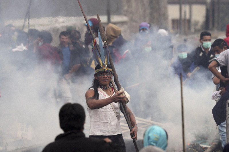 Indigenous pour in from Amazon to boost Ecuador protests - The Mainichi
