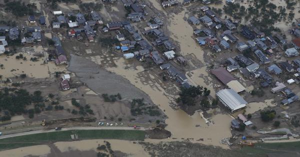 Collapse of central Japan river levee caused by overflowing water ...