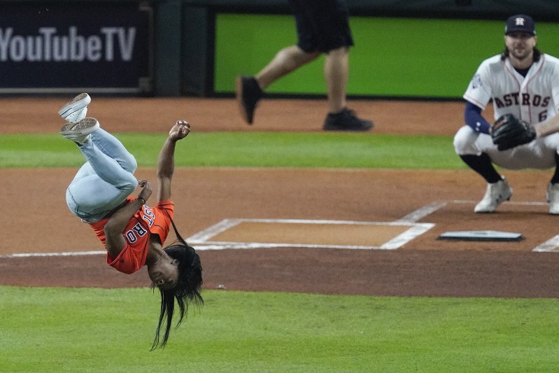 MLB World Series: Simone Biles adds twist to first pitch - The Mainichi