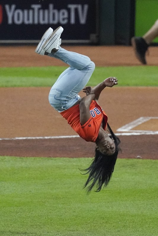 MLB World Series: Simone Biles adds twist to first pitch - The Mainichi