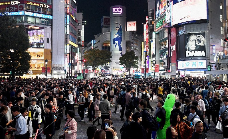 In Photos: Costumed crowds gather in Tokyo's Shibuya for Halloween ...